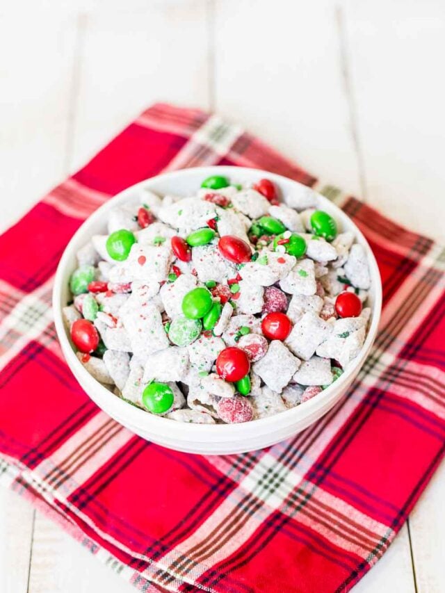 Christmas Muddy Buddies Snack - Domestically Speaking